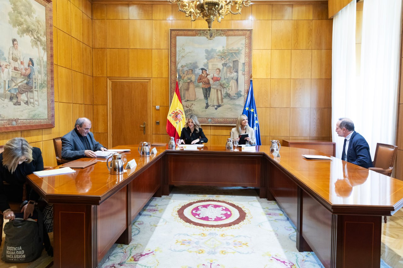 Yolanda Díaz y Juan Antonio Pedreño comparten los retos de la Economía ...